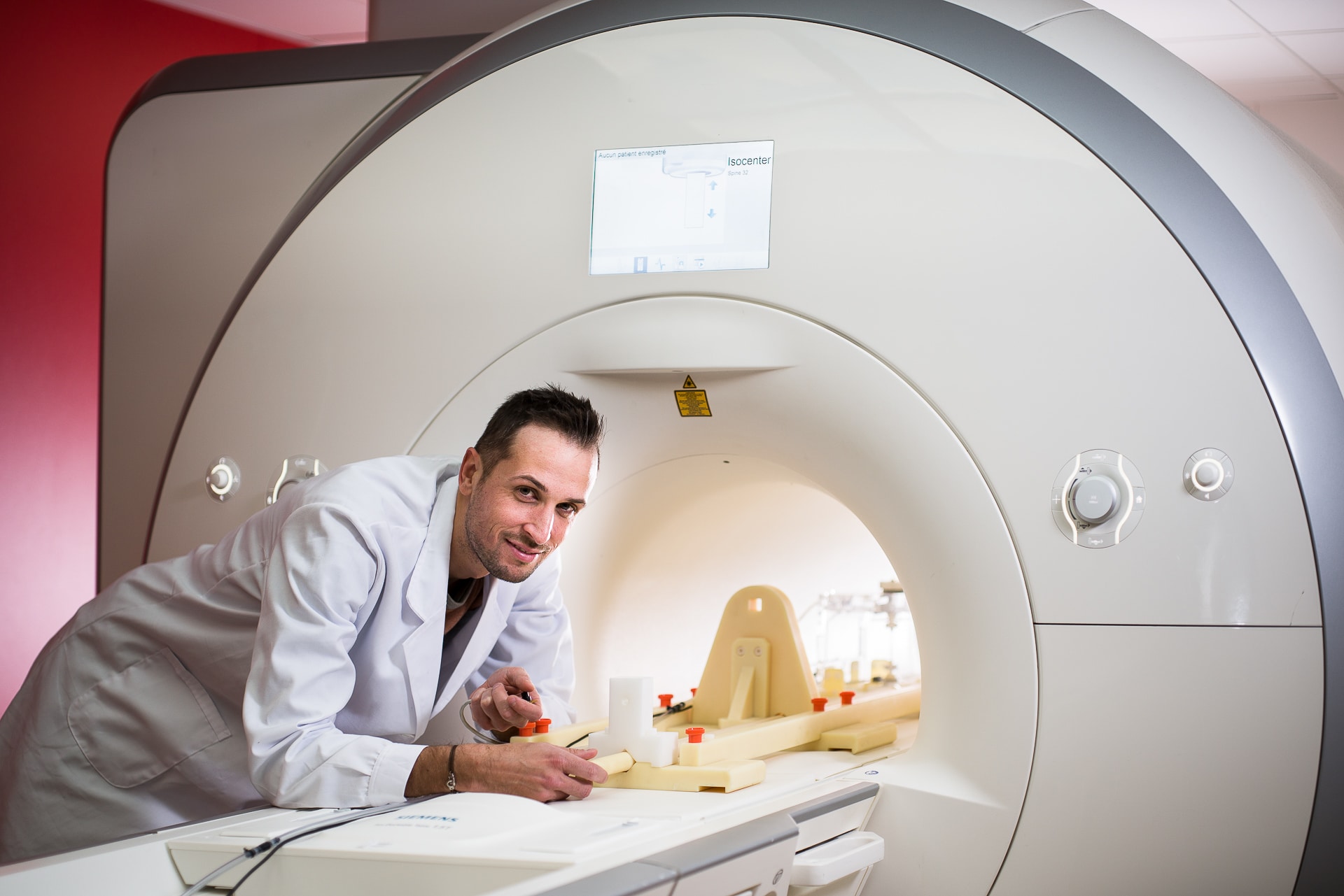 Check out the interview with Yannick Schwarz, Laboratory Manager at HEALTIS! - Healtis MRI Safety